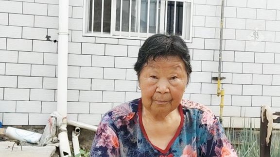 老人该不该帮忙带孩子?农村老奶奶一句话说到点上了,说的太好了