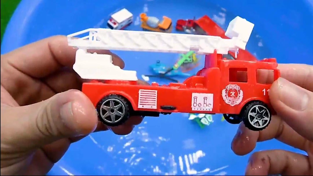 迷你汽车玩具 第65集 水中漫游认识玩具工程车