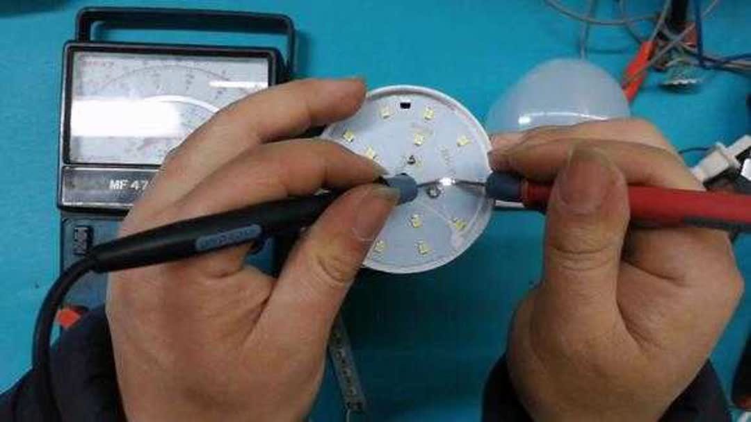 家里的LED灯不亮了别扔,你也可以自己修好