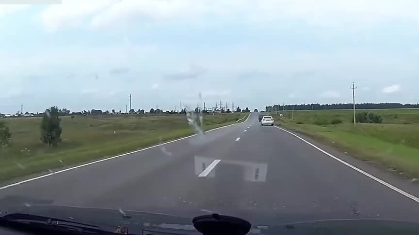 路上卡车和汽车撞车,卡车被撞得横在路上,真是太危险了!