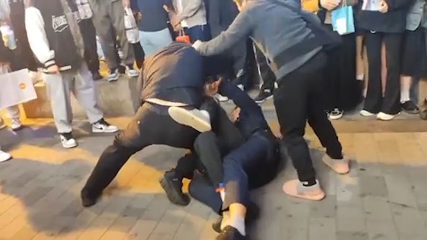 男子街头摸女孩还袭警被制伏?警方:已受理为治安案件,正在调查