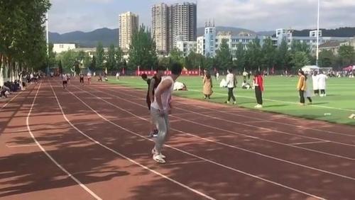 学校运动会接力赛,平常不显眼的男生,这一刻真是帅爆了!