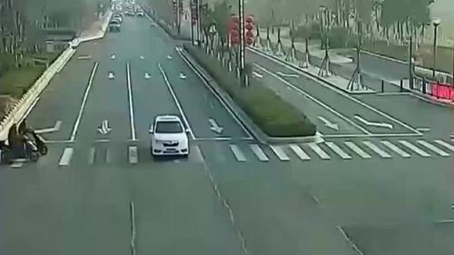 行车记录仪:电瓶车集体闯红灯,谁都别想摆脱死神,监控拍下悲惨一幕