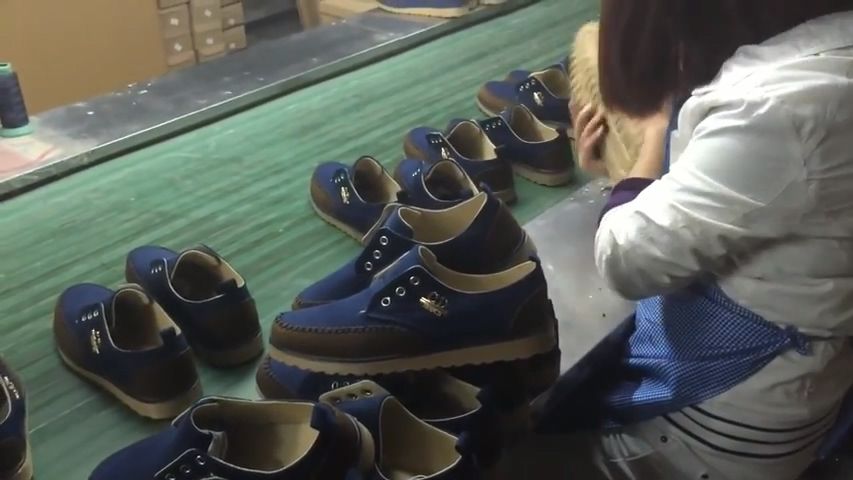 地摊上十几块钱的帆布鞋,制作过程!工厂实拍