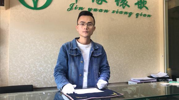 小黄把淘回来的钻石搭配上粉丝要改款的戒指上,经典的款式诞生了