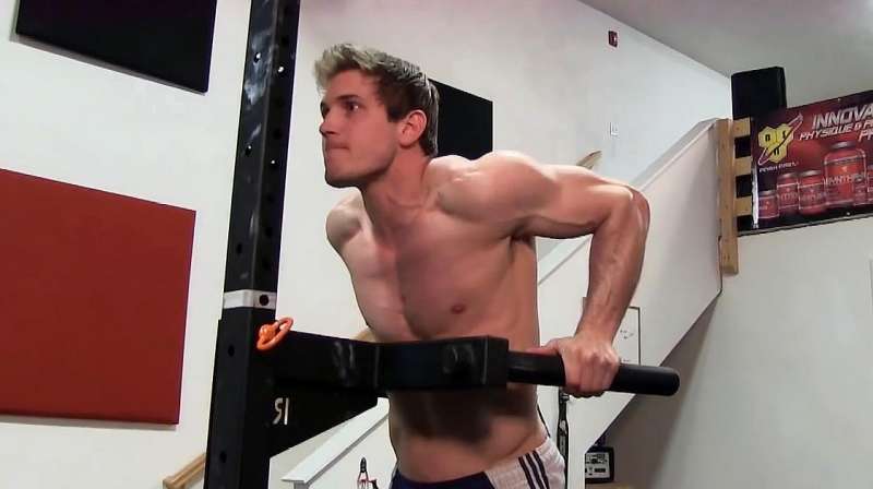 双杠臂屈伸,锻炼上肢必选的经典动作,3个月打造挺拔上身