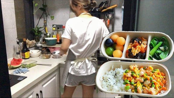 全职宝妈为了能照顾孩子,还能有一份收入,在家做外卖,累并快乐