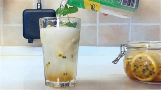 教你自制酸甜冰爽的蜂蜜柠檬百香果气泡水,轻松变成“白瘦美”!