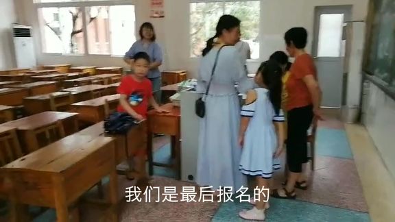 宝妈冒雨陪儿子们去报名,学校开展的放学后活动为家长省了不少钱