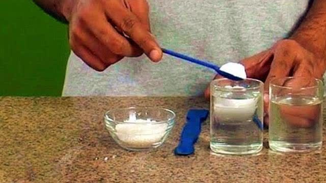 将一勺盐倒入水中,水的质量会守恒吗?看到结果后很多人都想不对