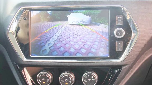 倒车影像画面为什么会出现时有时无的黑点?