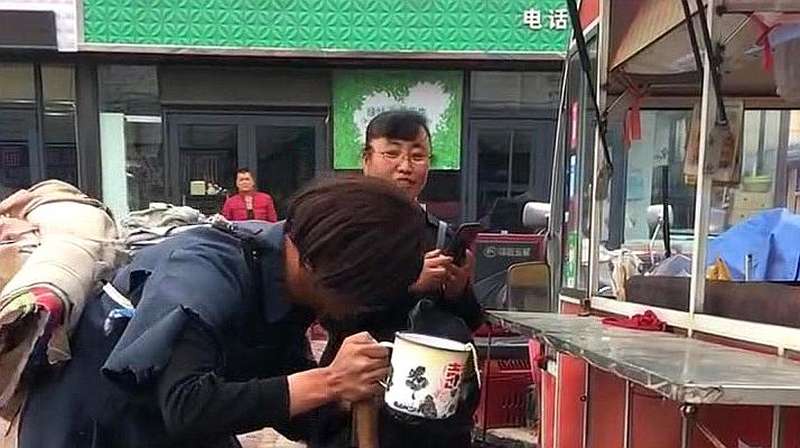 乞丐歌手街边乞讨献唱,摊主老板大方伸出援手,一开嗓太震撼