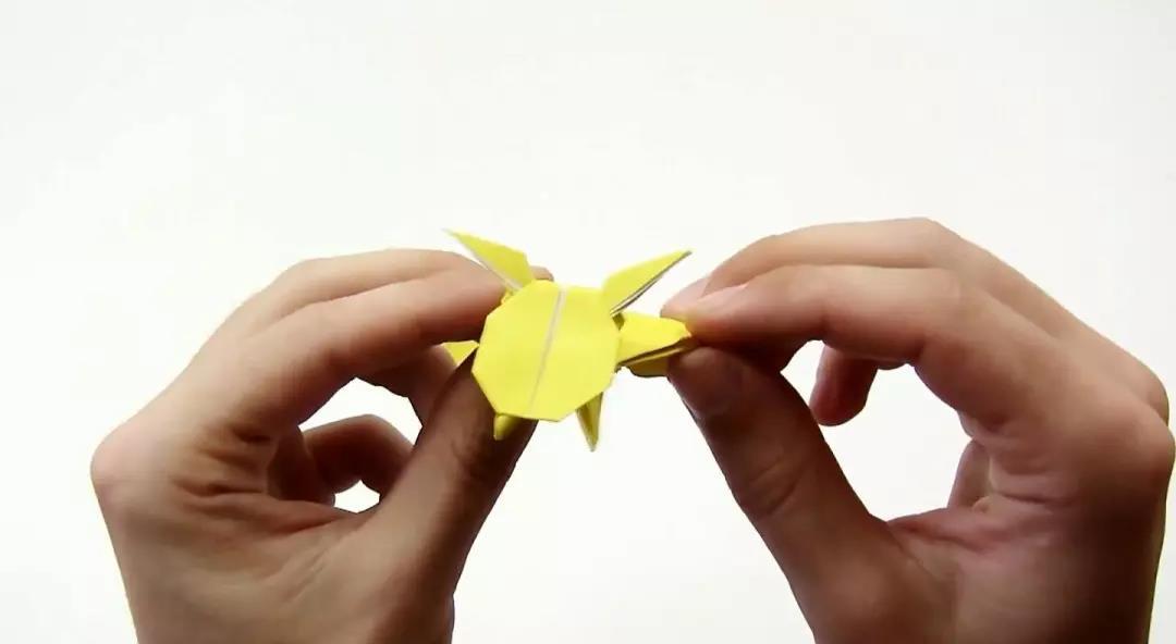 教你折纸皮卡丘,比折纸青蛙跳得远!