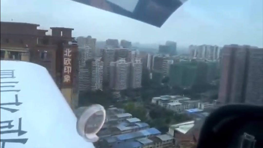 小飞机超低空穿越成都人口稠密区?官方回应来了:涉嫌违规飞行