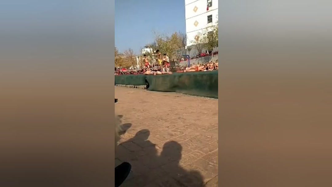 塔沟武校的功夫表演,一打四这都是基本技能