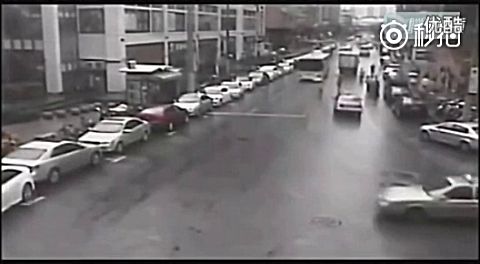 走路玩手机 低头族 车祸现场