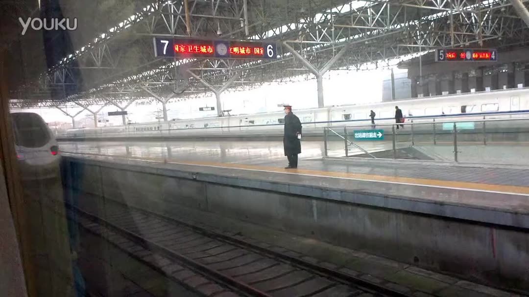 D5994恩施至汉口K1256温州至成都东同时出宜昌东站