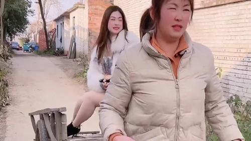 公主病却没有公主命,农村女孩模仿大城市的富家女,老母亲对她也是很...