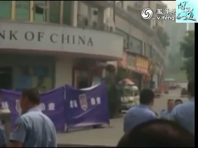 实拍重庆枪击案现场 警方拉塑料布遮挡尸体