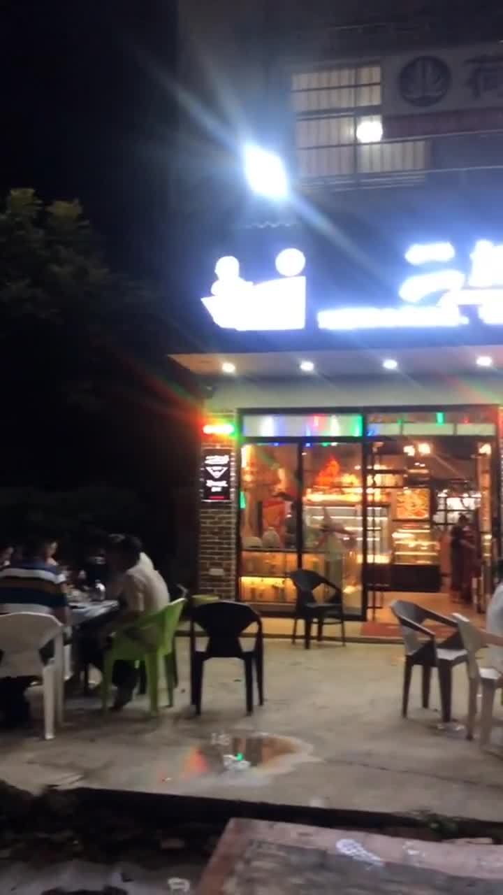 做餐饮老板满足了员工,员工满足了顾客,顾客就满足了老板