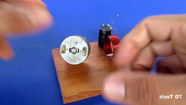 废旧的铜线圈电动机,利用电磁发电原理,做不会熄灭的电灯