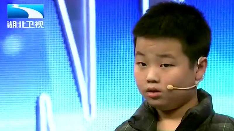 小男孩现场进行3位数乘除法,速度比计算机都快,堪称数学小天才