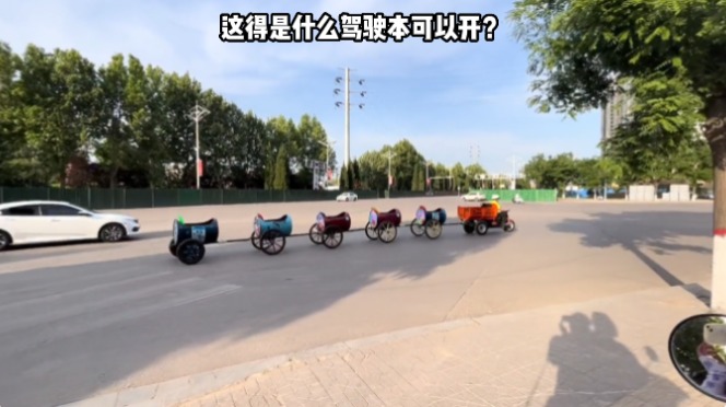 大爷自制推推车,交警看到都想体验一把,最后竟做出这举动