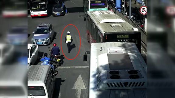暖心!四川攀枝花一路段一女子晕倒公交车上 交警跑过去紧急救助