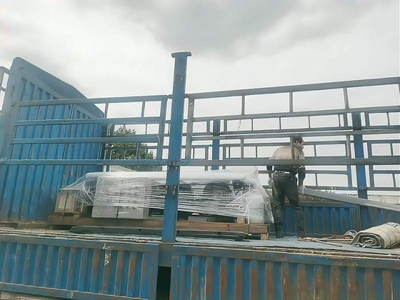 车客林发货发货现场,接着打包去。