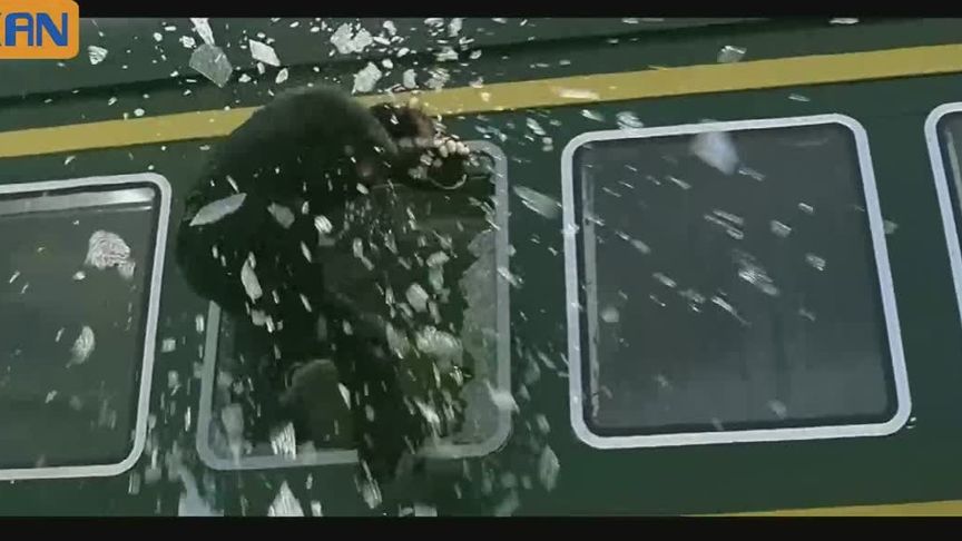 劫匪伪装列车乘务员,没想到目标人物个个身手不凡,任务失败