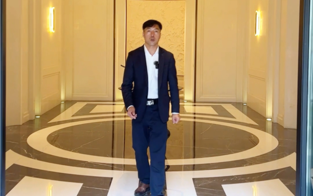 LIEBHERR冰箱,poliform真皮衣柜,Molteni&C的Gliss玻璃面衣帽间,六位...