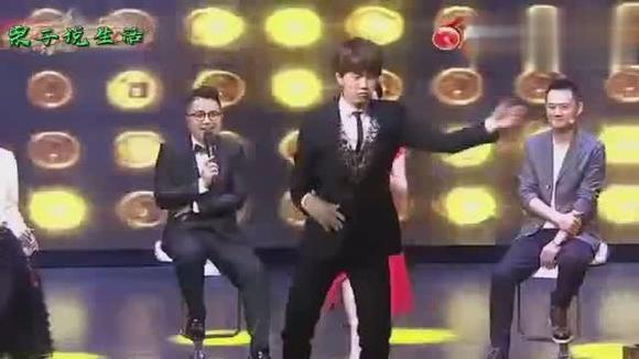 任嘉伦一身正装跳舞太酷了!第一个动作就有尖叫声,惊讶于舞姿吧