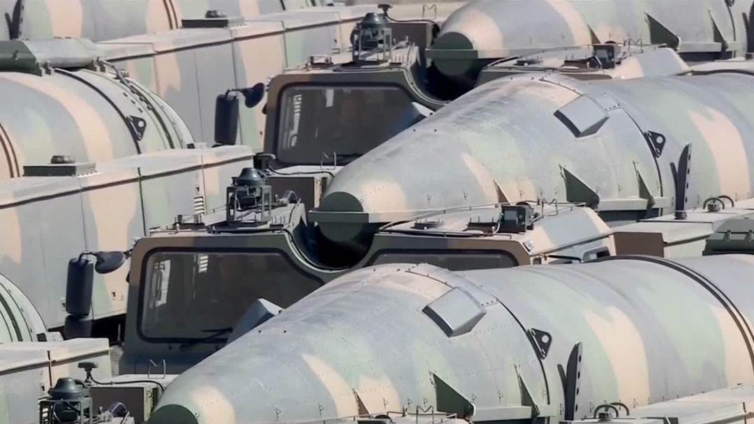 五年来两次阅兵 大飞机大导弹越来越强