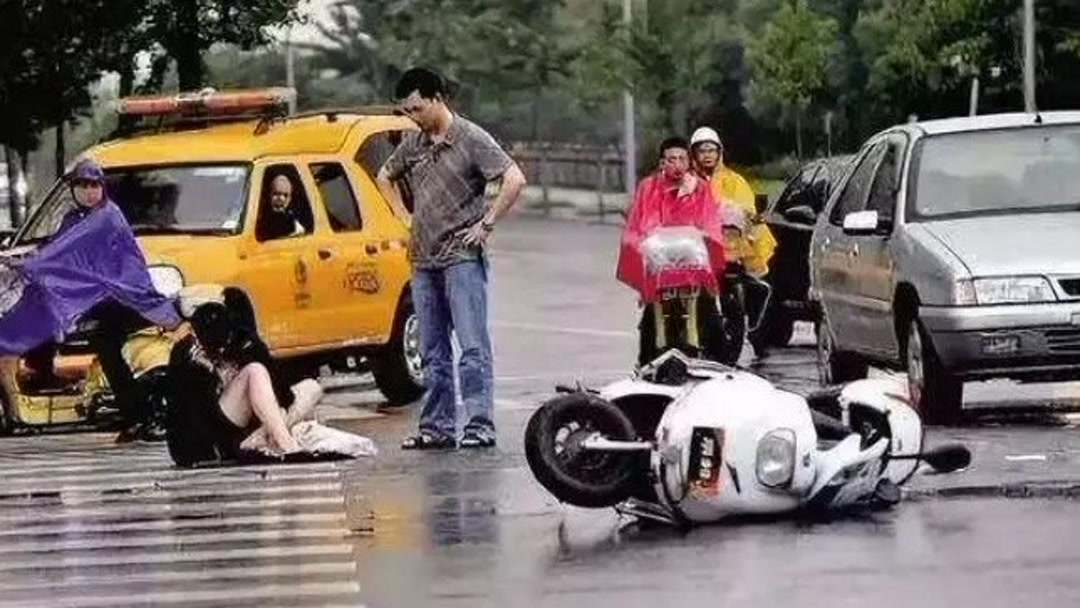 电动车追尾等红灯汽车,导致受重伤,汽车车主是否需要承担责任