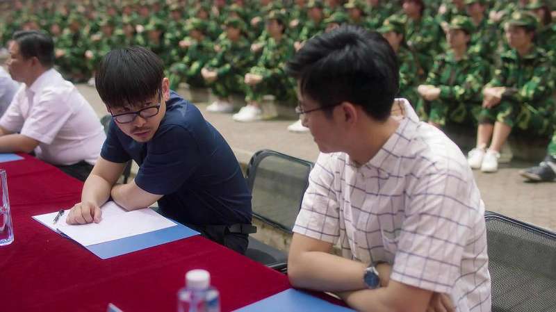 开学典礼上女孩登台演讲,一开讲,老师:这不是她之前准备的稿子