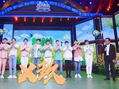 ...那个酷酷的男孩子初次见面模仿他们团出场手势时,就已经偷偷加了动作