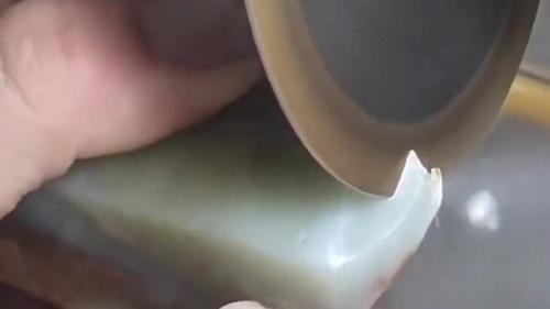 建议各位千万别眨眼,手艺人将上等的和田玉经过抛光打磨雕刻成了...