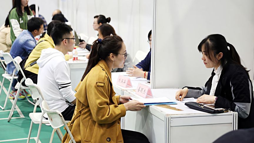 清华硕士吐槽只给2万月薪践踏学历,北大毕业者:这种思维很学生