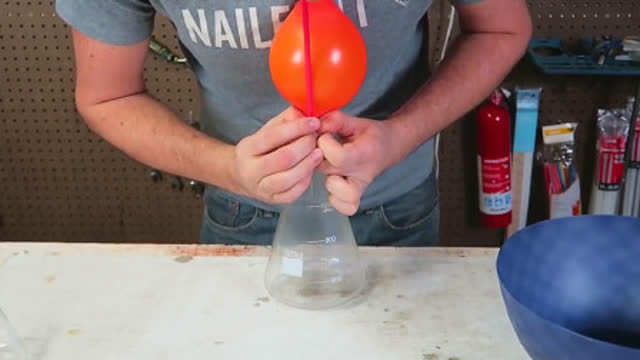 原来液氮还有这个作用,老外亲身测试,竟能吹气球