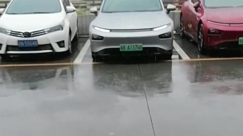 这就是无人驾驶最大的好处,下雨不想冒雨挪车,用遥控器一指挥就出来了!