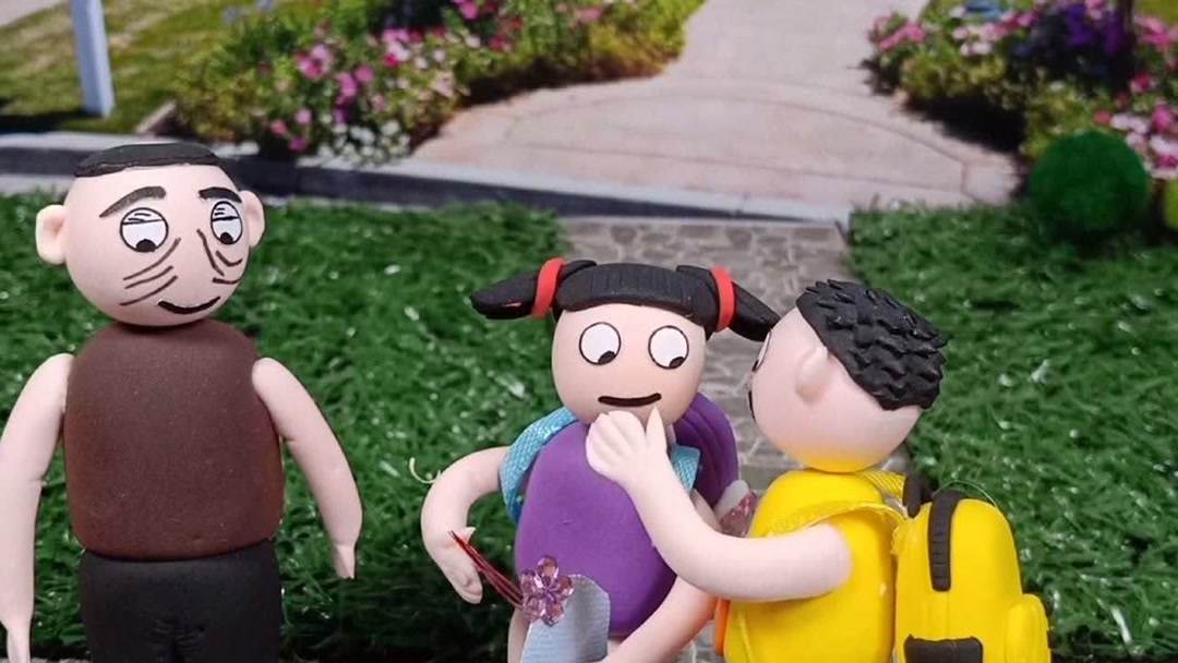 儿童定格动画:小朋友们你说这钱是老爷爷的嘛!