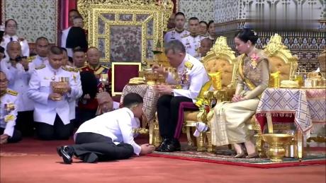泰国王室礼仪,提帮功王子爬向国王行跪拜礼,动作比公主还标准