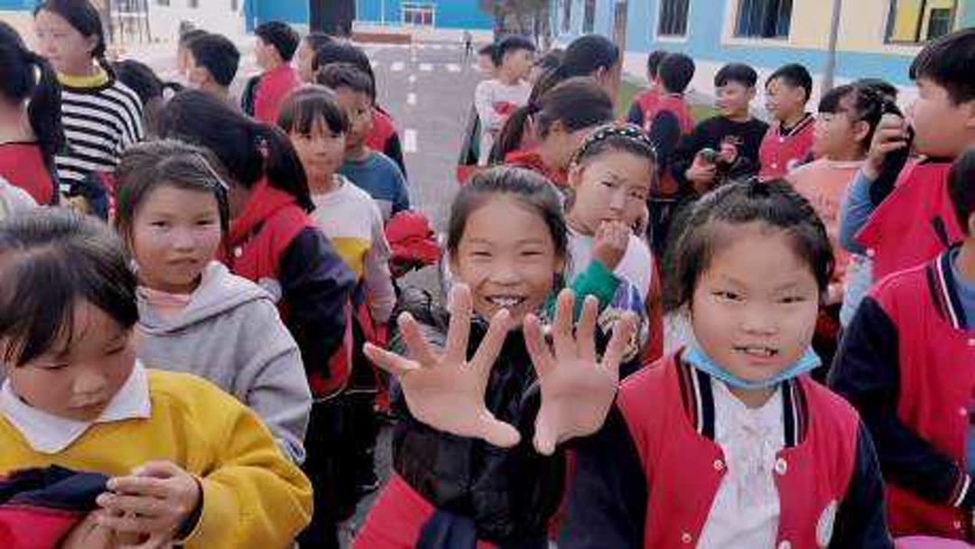 研学基地拓展训练结束,同学们舍不得离开,收获友谊,知识,胆量