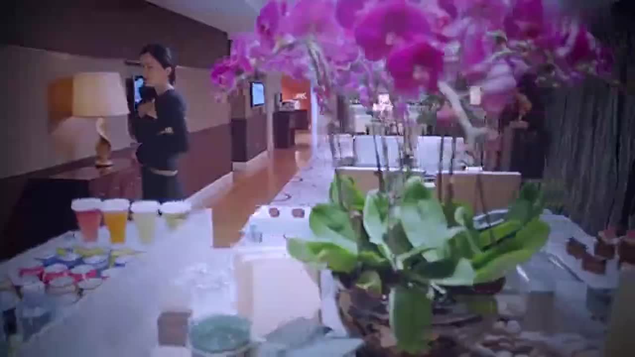 总裁带下属拜访美女客户,结果看到惊艳一幕,下属眼睛都看直了!