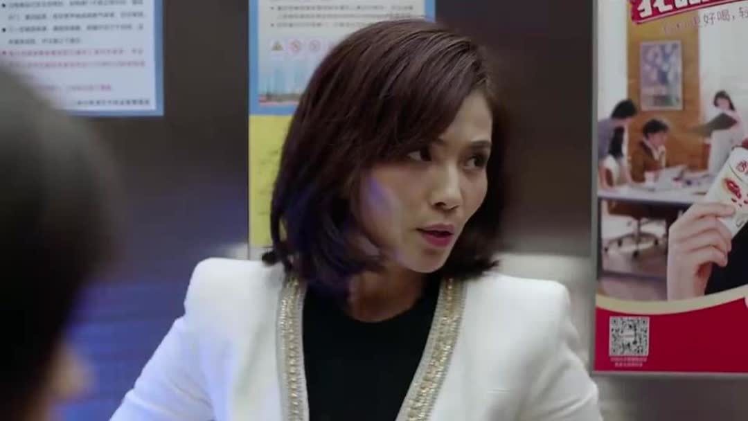 安迪用自己的知识,教大家被困电梯时如何自救,大家都听她的