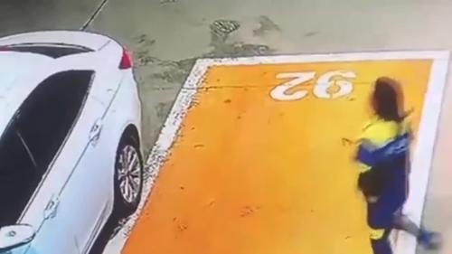 我还以为哪里漏电了,看了三遍终于知道原因了