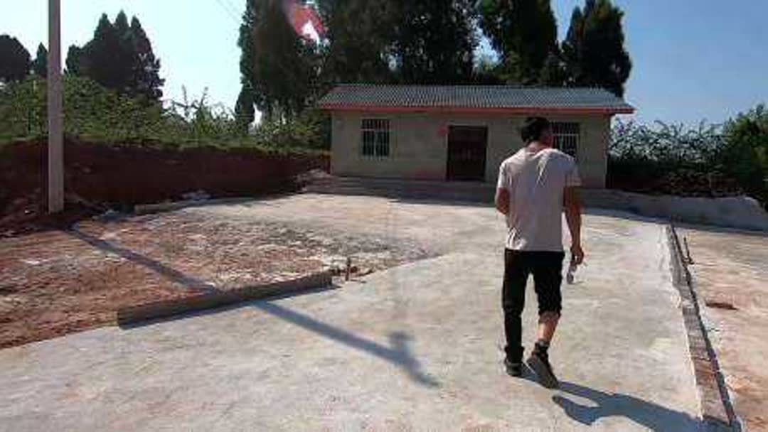 农村院坝搭彩钢棚,17米乘16米柱子5.5米高,先看看场地如何