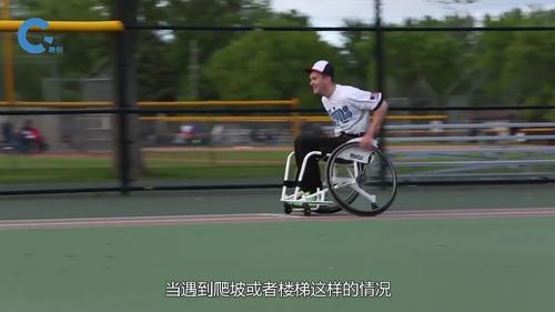 黑科技轮椅,上下楼梯轻松搞定,老年人也可轻松爬楼。