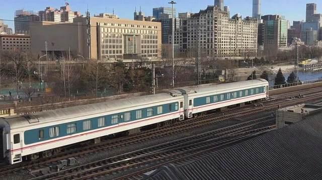 异国列车:加挂朝方车的K28次国际列车,推离北京站