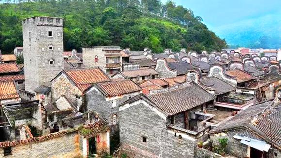 “生人借房,门不避塘,屋上砌墙,家破人亡”什么意思?是迷信吗